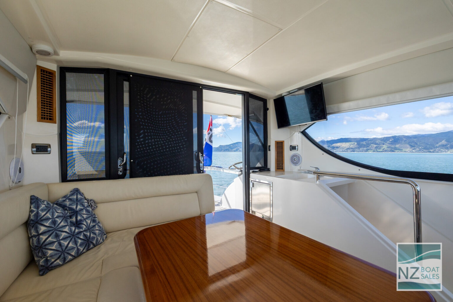 BLUE FINN: Maritimo M52 Sky Lounge - NZ Boat Sales