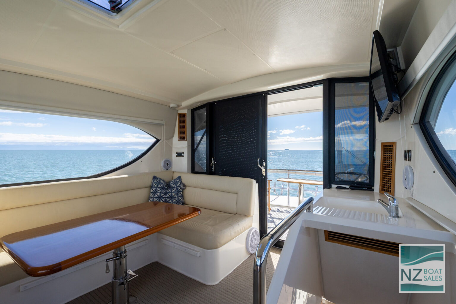 BLUE FINN: Maritimo M52 Sky Lounge - NZ Boat Sales